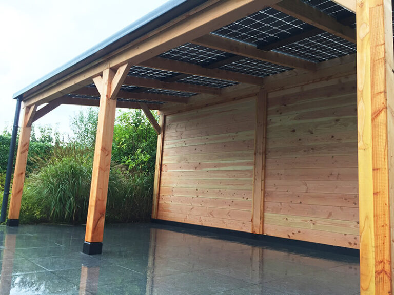 Douglas overkapping met zonnepanelen - Jonker Verandas